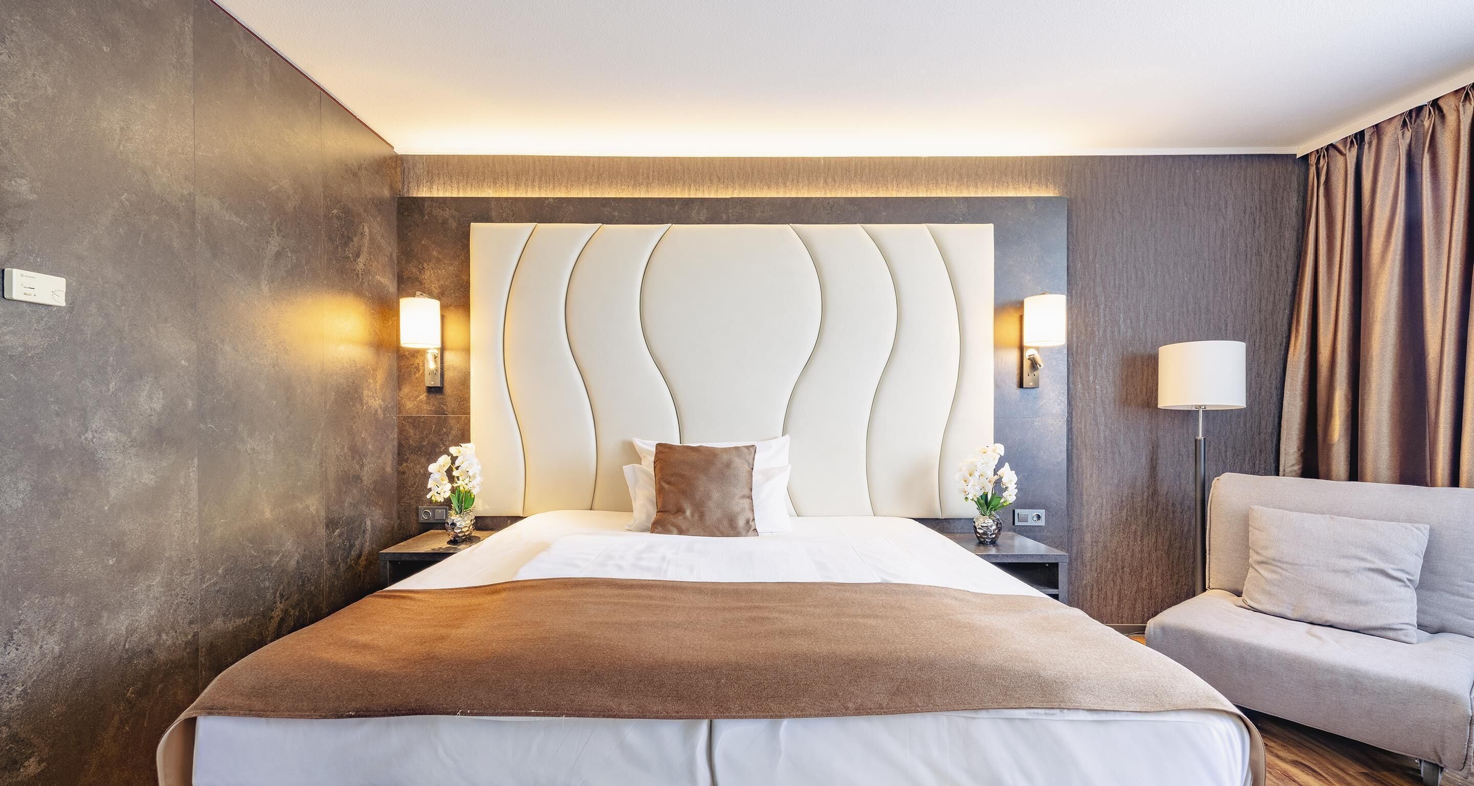 Roupa hipoalergénica, minibar, cofre no quarto 