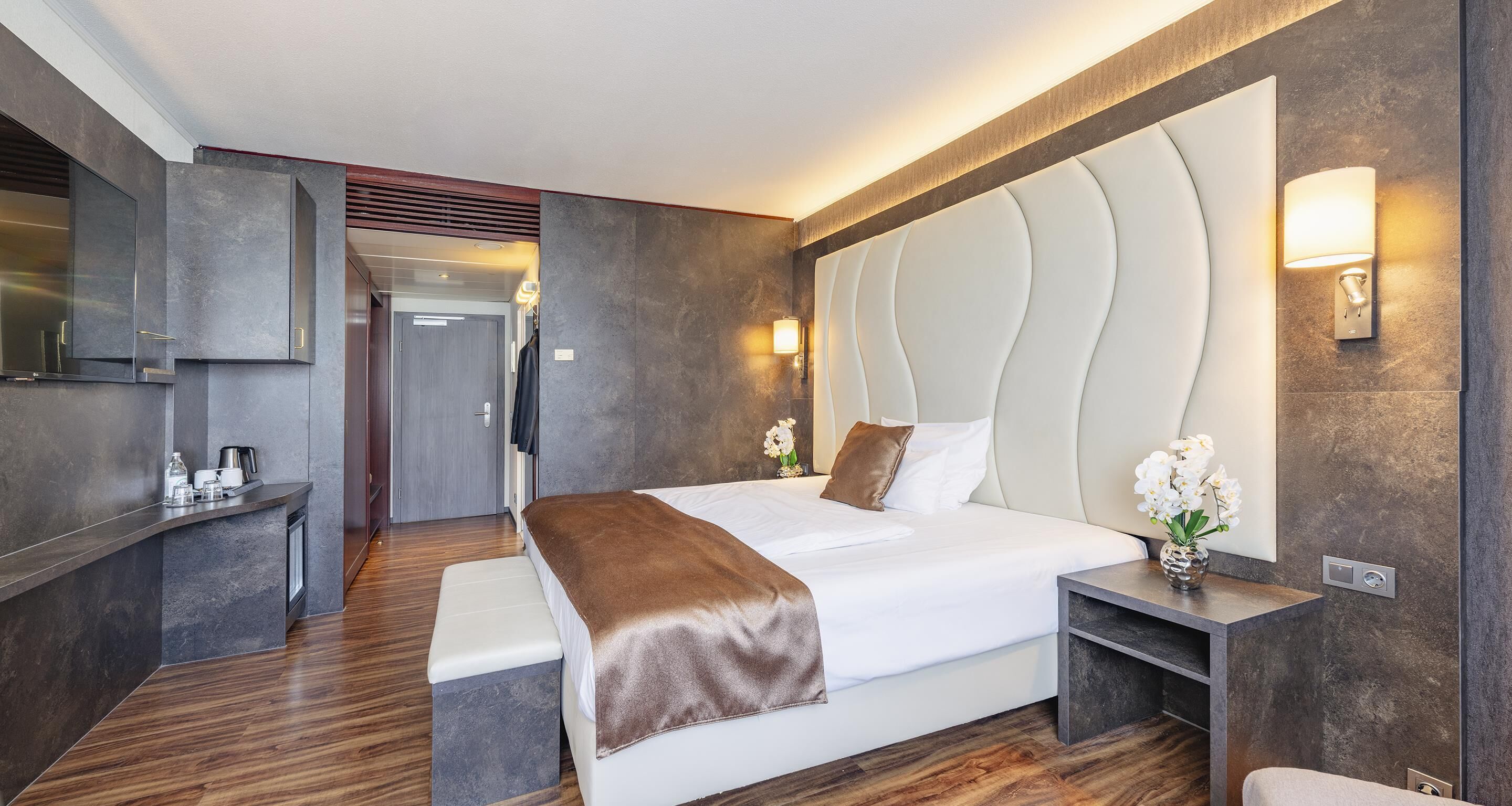 Roupa hipoalergénica, minibar, cofre no quarto 