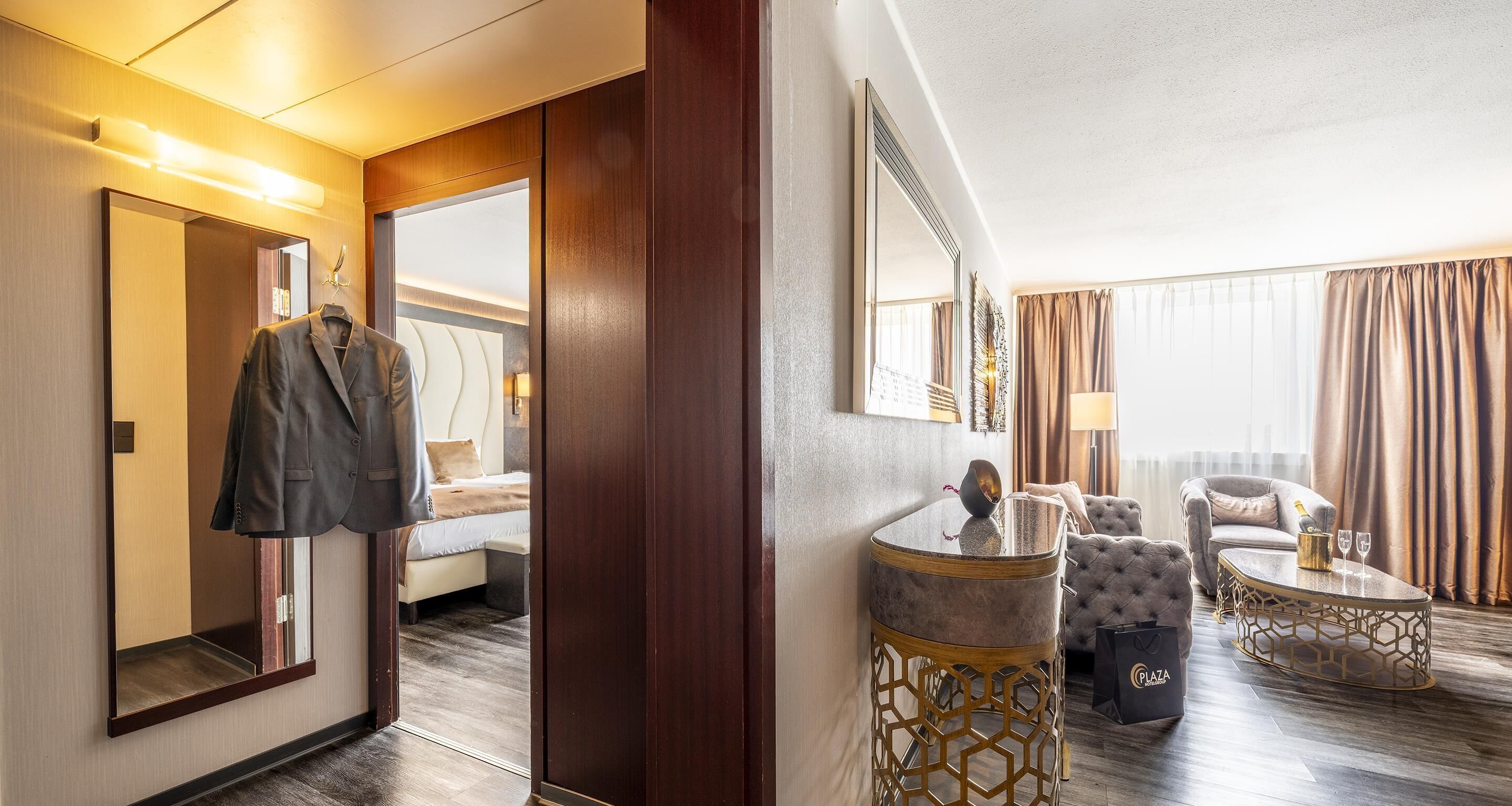 Suite, 1 cama king-size (Converts to 2 Twin Beds;with Sofabed) | Roupa hipoalergénica, minibar, cofre no quarto 