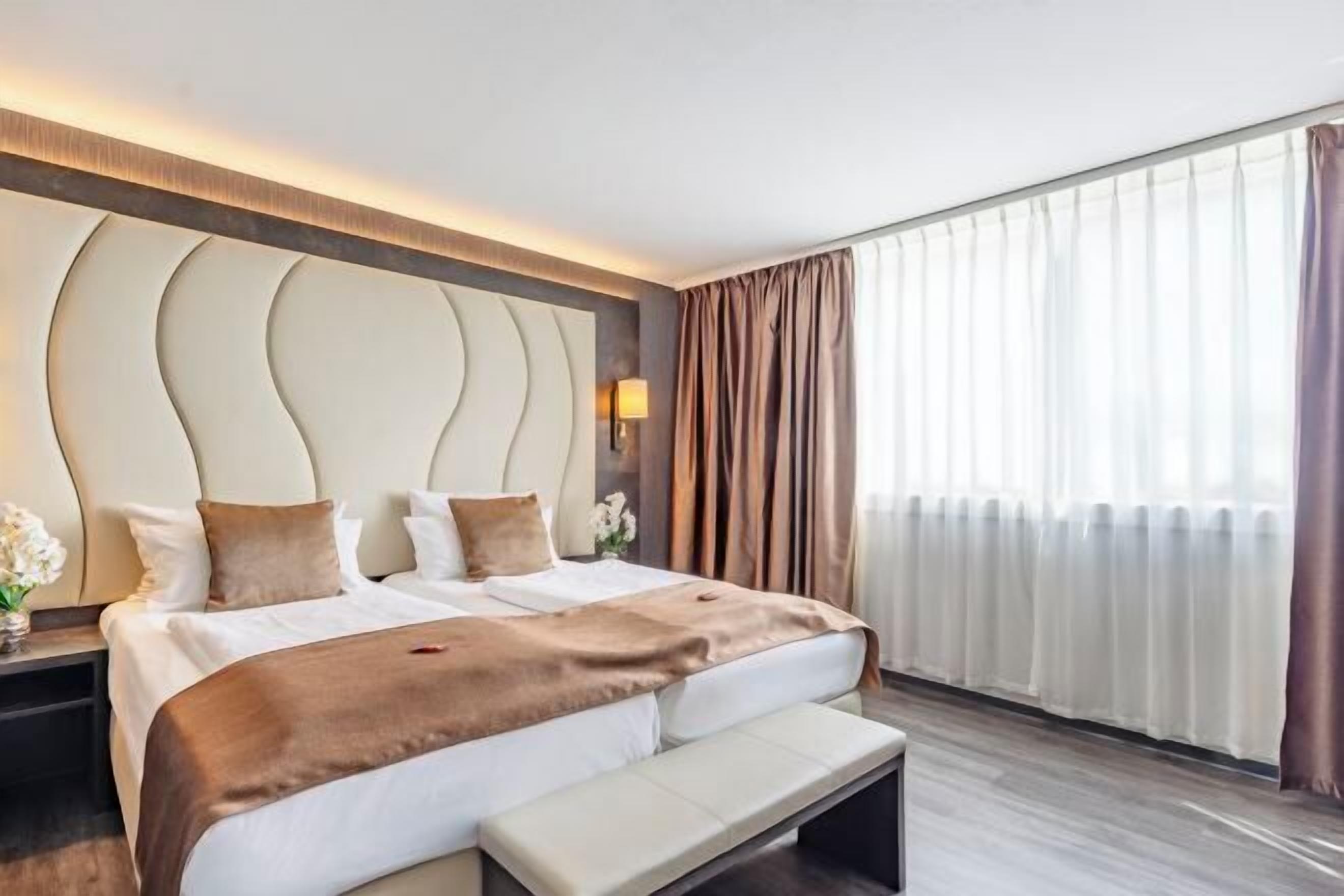 Roupa hipoalergénica, minibar, cofre no quarto 