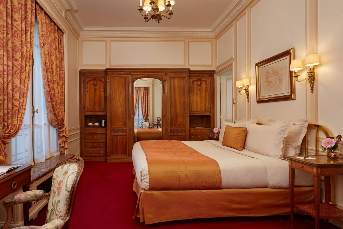 Quarto Clássico | Roupa de alta qualidade, camas de colchão pillowtop, minibar 