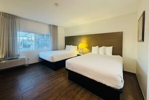 Quarto, 2 camas queen-size, não fumadores | Cofre no quarto, com decoração personalizada 