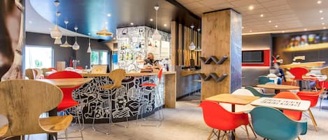 Serve almoço e jantar