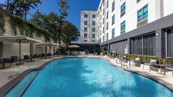 Piscina externa, funciona das 6h às 23h, barracas de cortesia