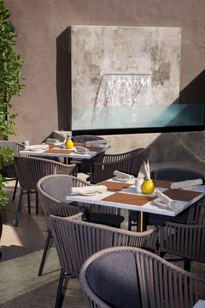 Pequenos-almoços servidos, com espaço para refeições ao ar livre 