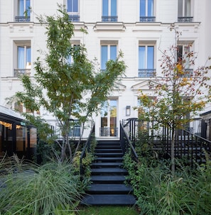 Quarto clássico | Vista para o jardim