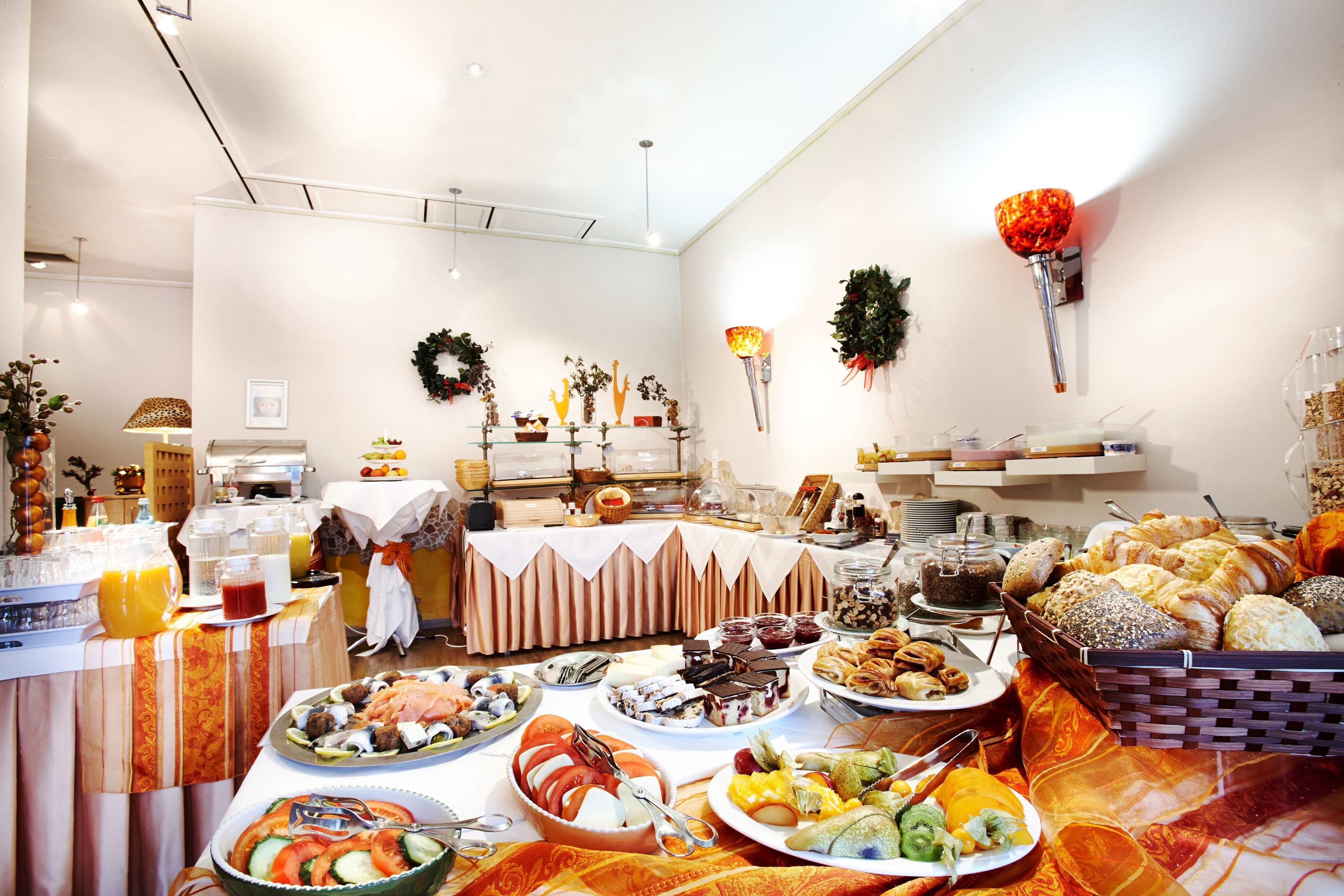 Café da manhã com buffet todos os dias (EUR 17.5 por pessoa) 