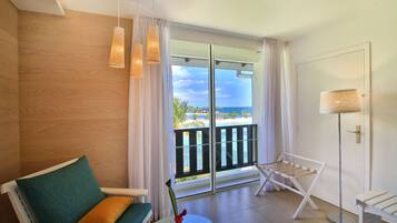 Roupa de alta qualidade, cofre no quarto, secretária