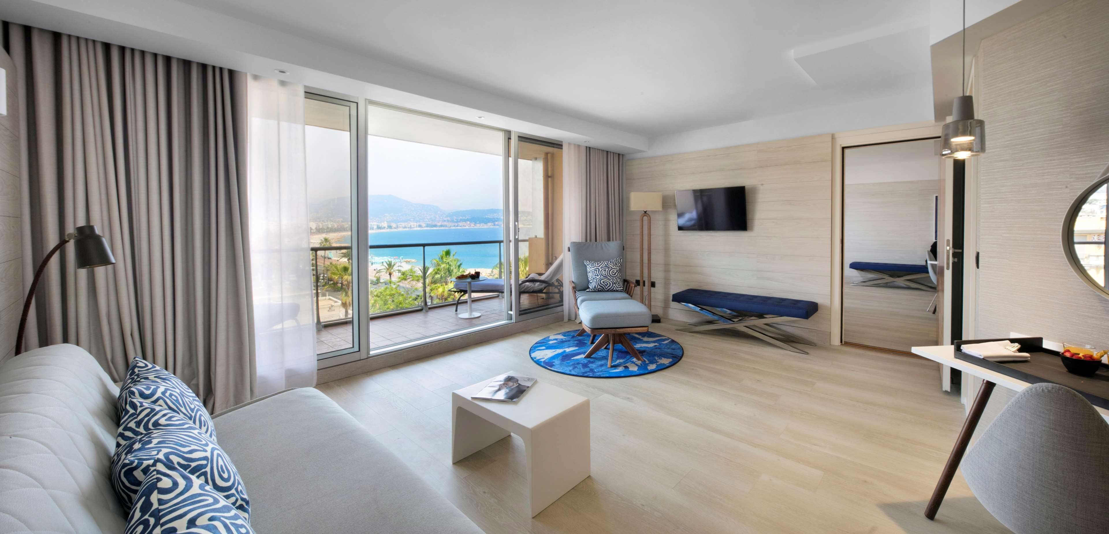 Suíte, 1 quarto, terraço, vista para a baía | Cofres nos quartos, escrivaninha, espaço de trabalho para notebook