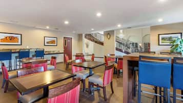 Café da manhã completo grátis todos os dias