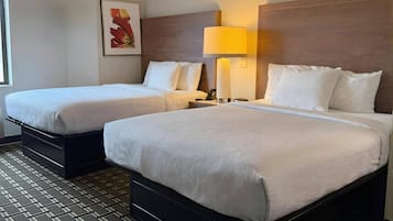 Quarto Standard, 2 camas queen-size, não fumadores | Secretária, secretária adequada para computadores portáteis