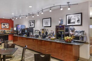 Café da manhã completo grátis todos os dias