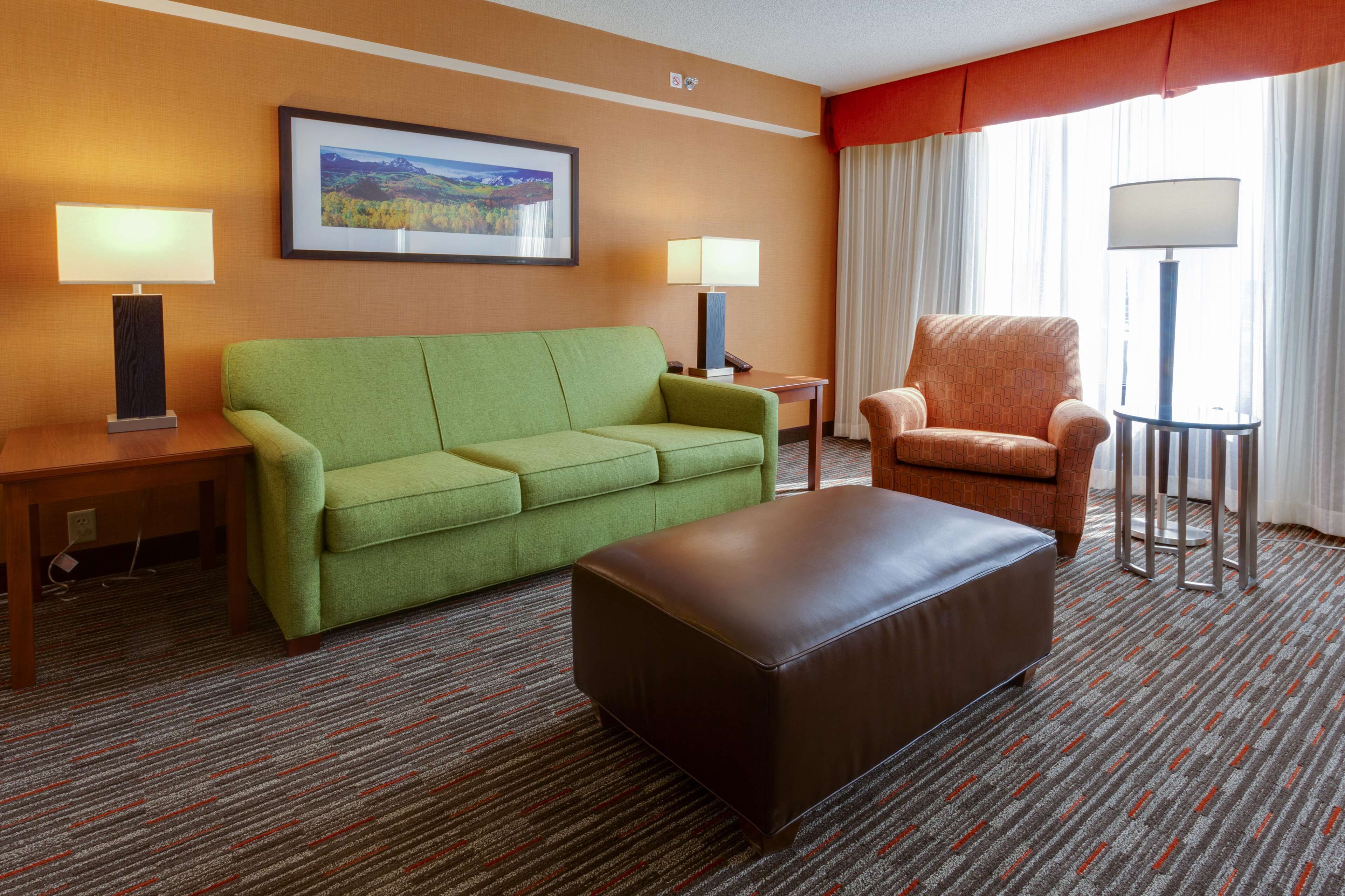 Secretária, cortinas/cortinados opacos, ferro/tábua de engomar 