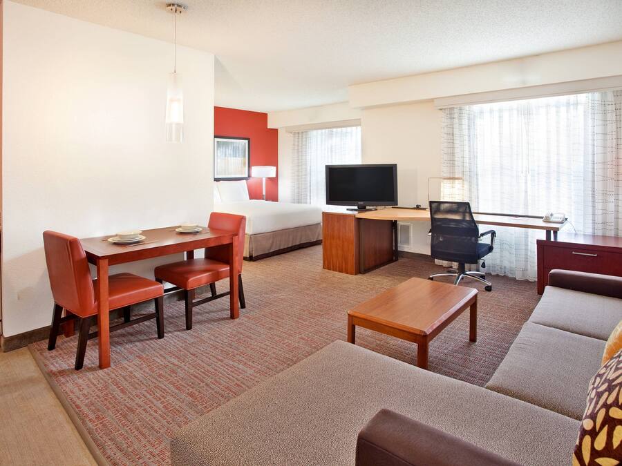 Secretária, cortinas/cortinados opacos, ferro/tábua de engomar