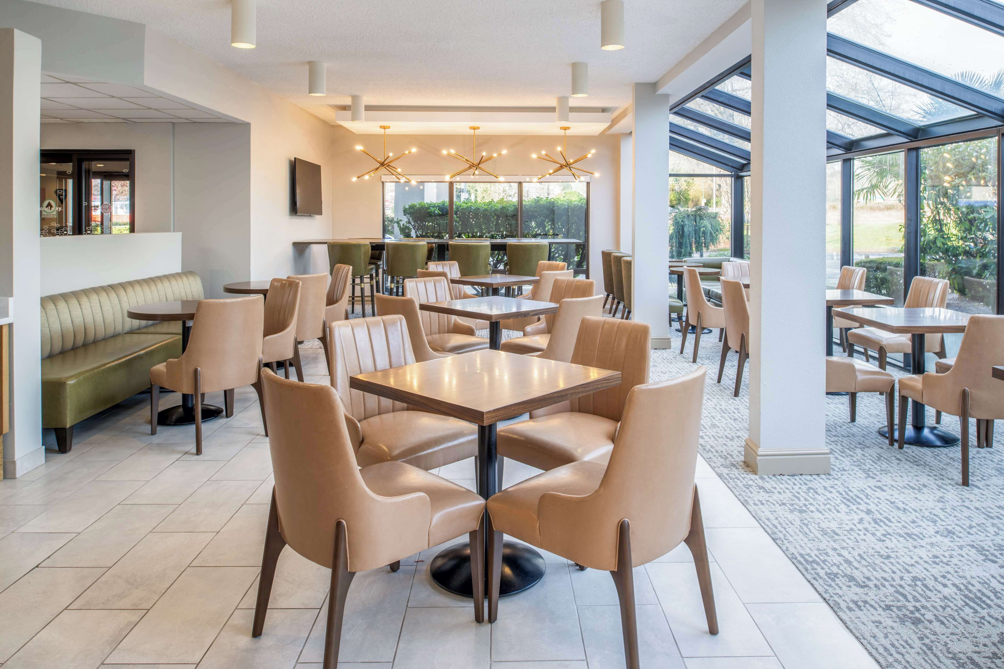 Café da manhã com buffet grátis todos os dias