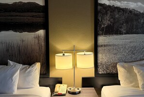 Quarto Standard, 2 camas queen-size | Secretária, secretária adequada para computadores portáteis 