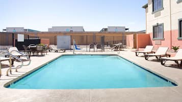 Piscina exterior sazonal, da(s) 08:00 à(s) 22:00, guarda-sóis