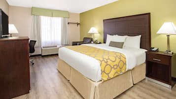 Camas de colchão pillowtop, secretária, cortinas/cortinados opacos