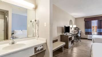 Quarto Standard, 2 camas queen-size, não fumadores | Casa de banho | Uma combinação polibã/banheira, um secador de cabelo