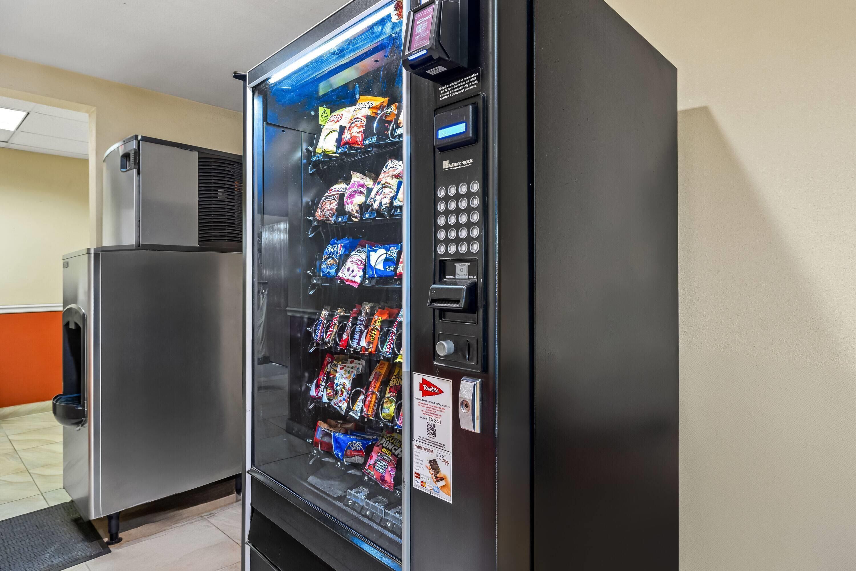 Máquina automática abastecida com lanches e uma interface de pagamento digital.