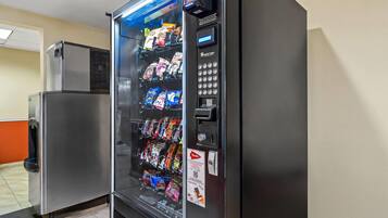 Máquina automática abastecida com lanches e uma interface de pagamento digital.