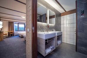 Quarto Familiar | Casa de banho | Artigos de higiene ecológicos, um secador de cabelo, toalhas fornecidas 