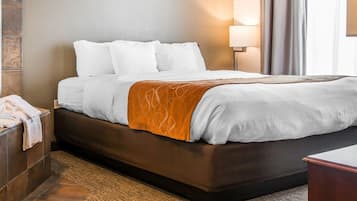 Suíte, 1 cama King, acessível, para não fumantes | Roupas de cama premium, escrivaninha, ferros/tábuas de passar roupa