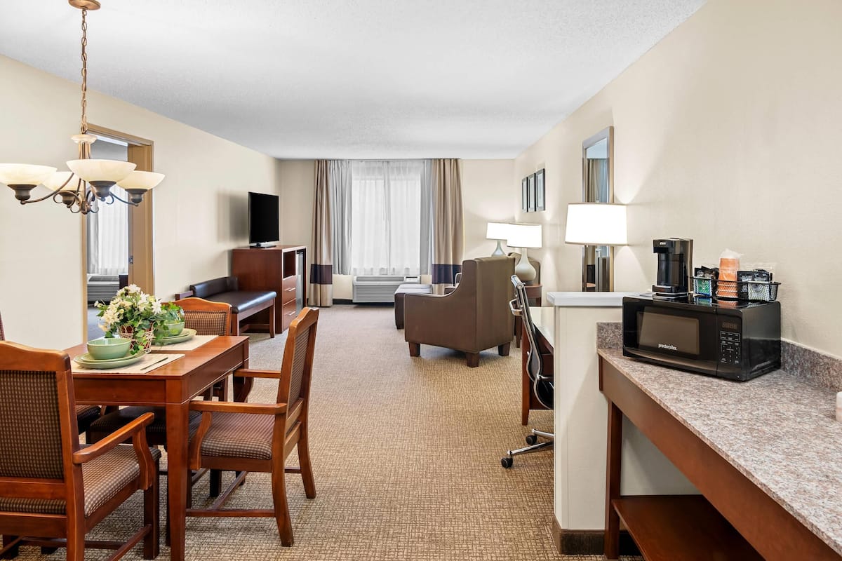 Suíte, 1 cama King e sofá-cama, para não fumantes | Roupas de cama premium, escrivaninha, ferros/tábuas de passar roupa