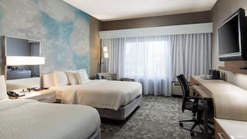 Quarto, 2 camas queen-size, não fumadores | Cofre no quarto, secretária, cortinas/cortinados opacos