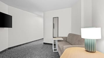 Estúdio, 1 cama king-size e sofá-cama | Sala de estar | Televisor LCD de 32 polegadas com canais por cabo, televisor