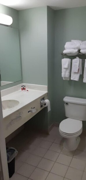 Quarto, 2 camas queen-size, não fumadores | Com mobília individualizada, secretária, ferro/tábua de engomar 