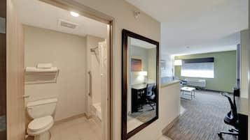 Suite, 1 cama king-size, banheira de hidromassagem | Casa de banho | Um polibã, um secador de cabelo, toalhas fornecidas