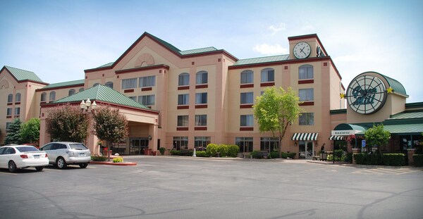 The Plaza Hotel & Suites Winona - Pickwick, MN