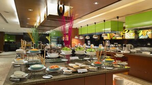 Buffet com diversos pratos e molhos para salada.