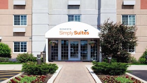 Um edifício com uma placa que diz "SONESTA Simply Suites" na entrada.