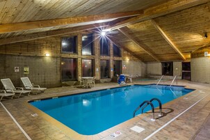 Piscina interior, da(s) 07:00 à(s) 0:00, espreguiçadeiras 