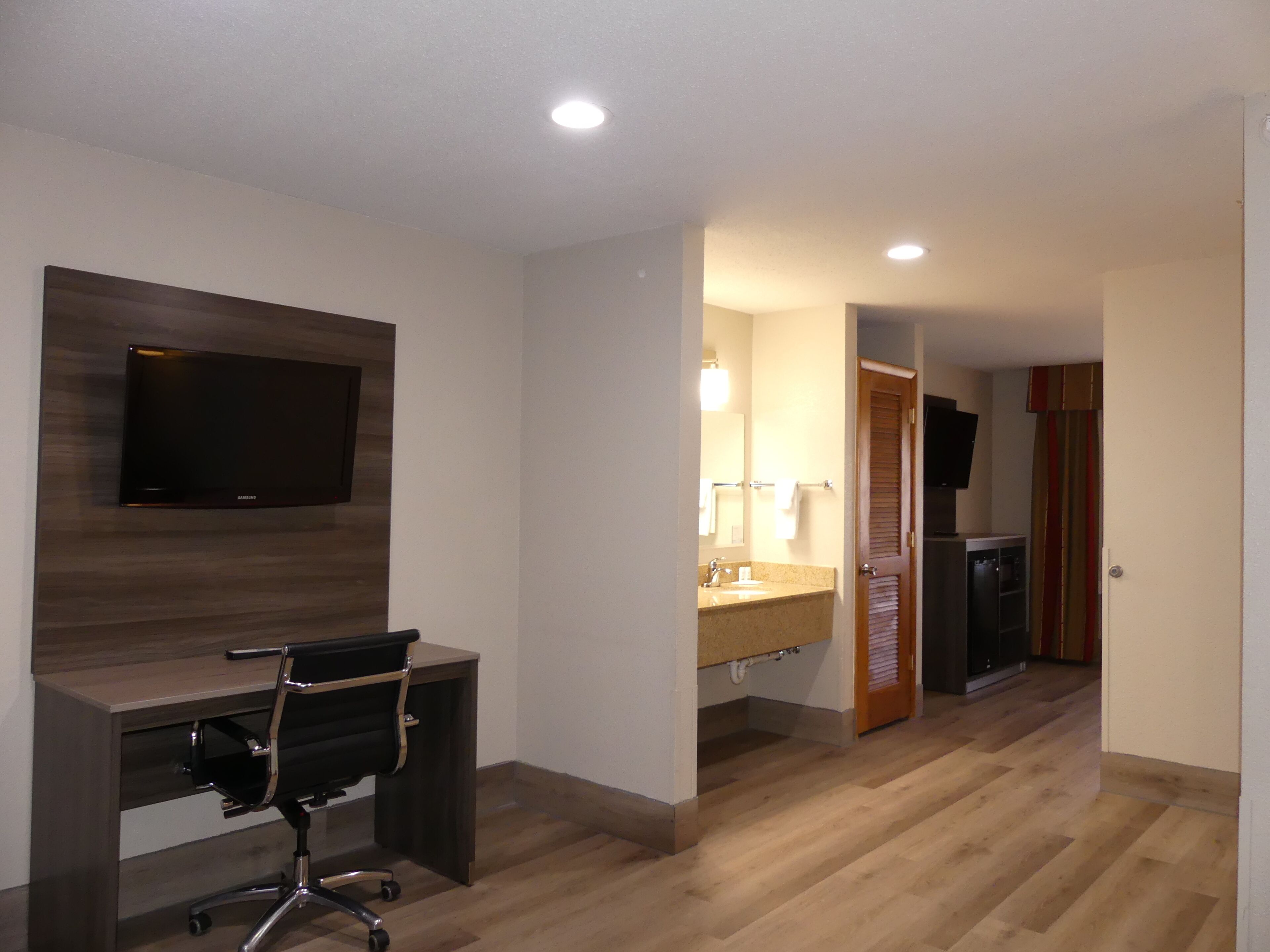 Suite, 1 cama king-size, não fumadores (One-Bedroom) | Sala de estar | TV de ecrã plano 