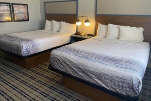 Quarto, 2 camas queen-size, não fumadores | Secretária, berços/camas para crianças grátis, camas desdobráveis 