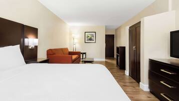 Roupas de cama premium, escrivaninha, espaço de trabalho para notebook