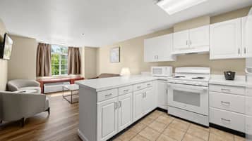 Suite, 1 cama king-size, não fumadores, cozinha (with Single Sofabed, Full Kitchen) | Kitchenette privada | Um frigorífico, um micro-ondas, uma cafeteira/bule