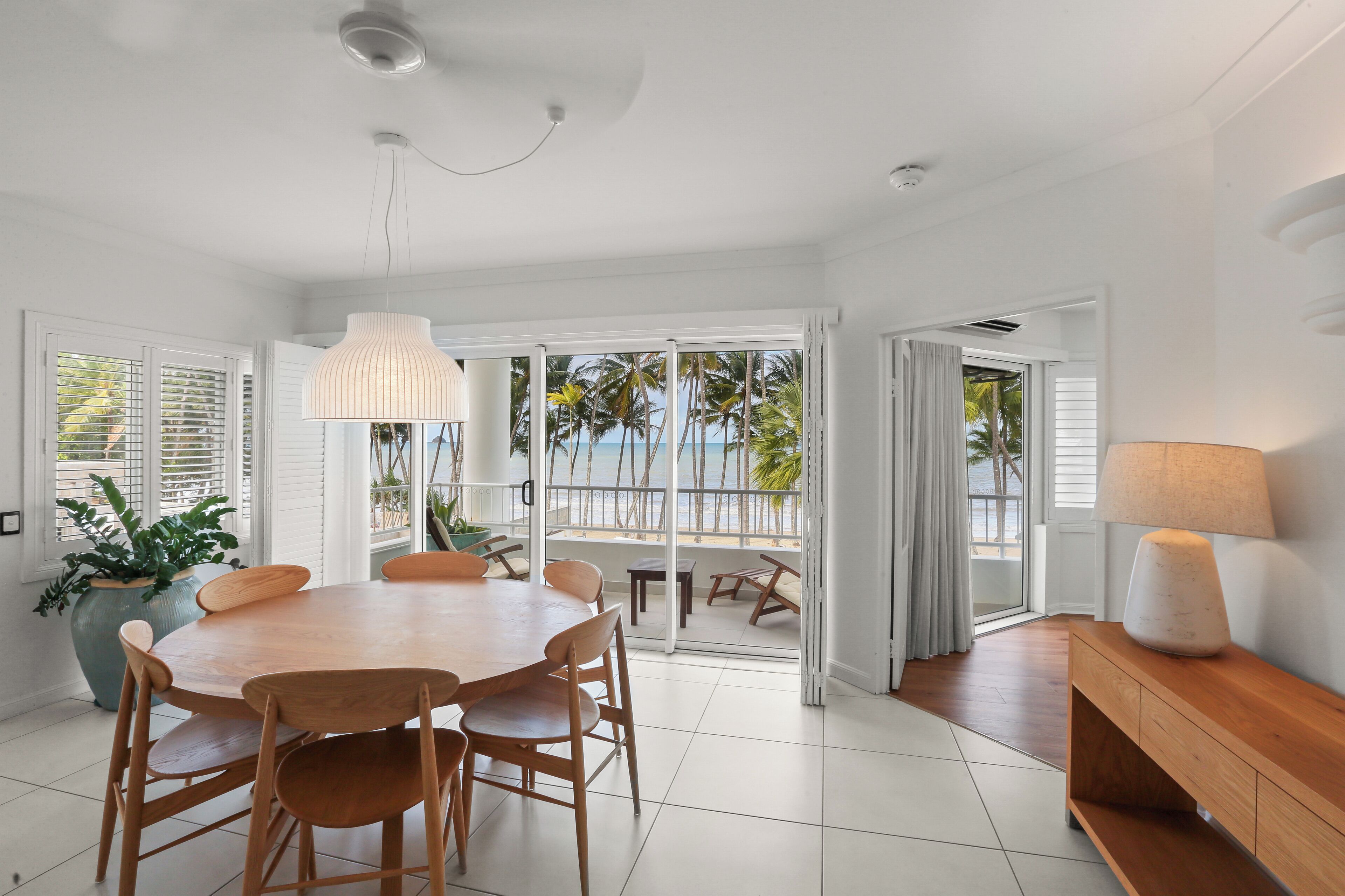 4 Bedroom Beach Front Apartment | Área de estar | Smart TV 50 polegadas com canais digitais, TV, Netflix