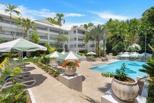 3 piscinas exteriores, guarda-sóis, espreguiçadeiras 
