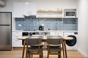 Apartamento Deluxe, 1 cama king-size | Cozinha privada | São fornecidos artigos de higiene pessoal ecológicos 
