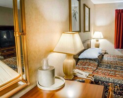 Quarto Standard, 1 cama king-size, não fumadores | Secretária, ferro/tábua de engomar, camas desdobráveis, Wi-fi grátis 