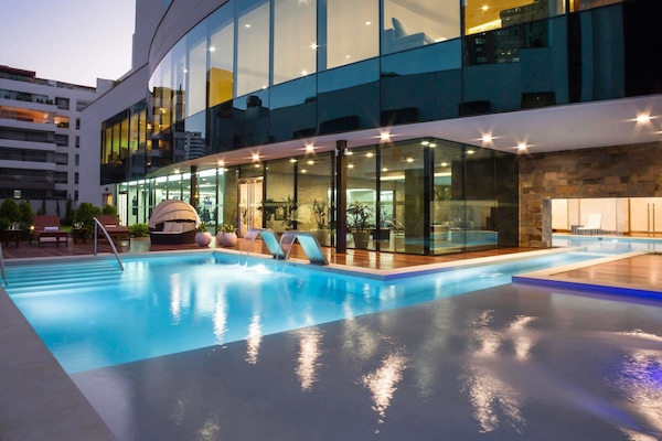 Piscina interior, piscina exterior, espreguiçadeiras