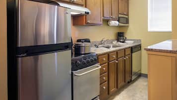 Suíte, várias camas (Two Bedroom) | Cozinha americana privada | Geladeira, micro-ondas, fogão, cooktop