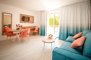 Apartamento, 1 cama de casal e sofá-cama, varanda | Sala | Televisor de ecrã plano de 55 cm com canais via satélite, televisor