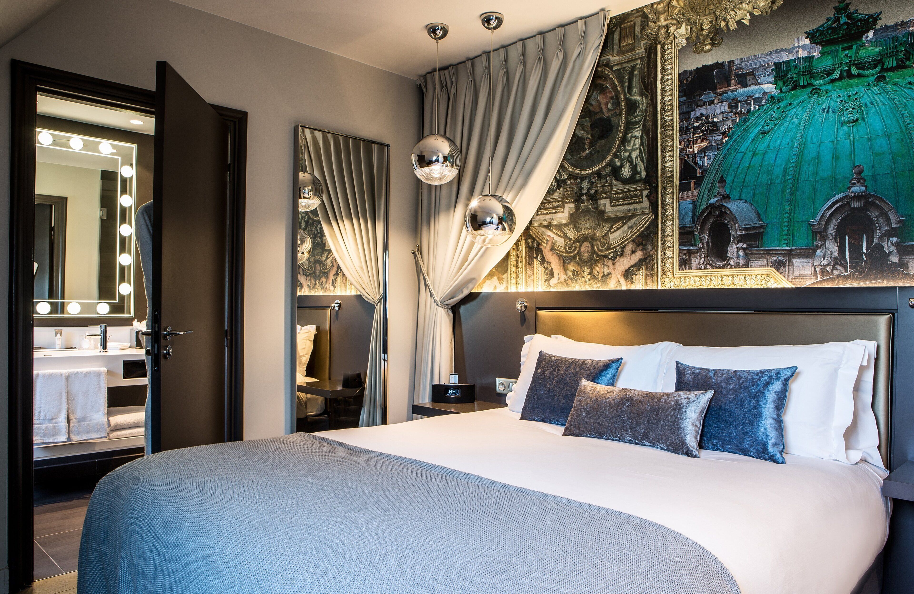 Suíte, 1 quarto | Roupas de cama premium, frigobar, cofres nos quartos