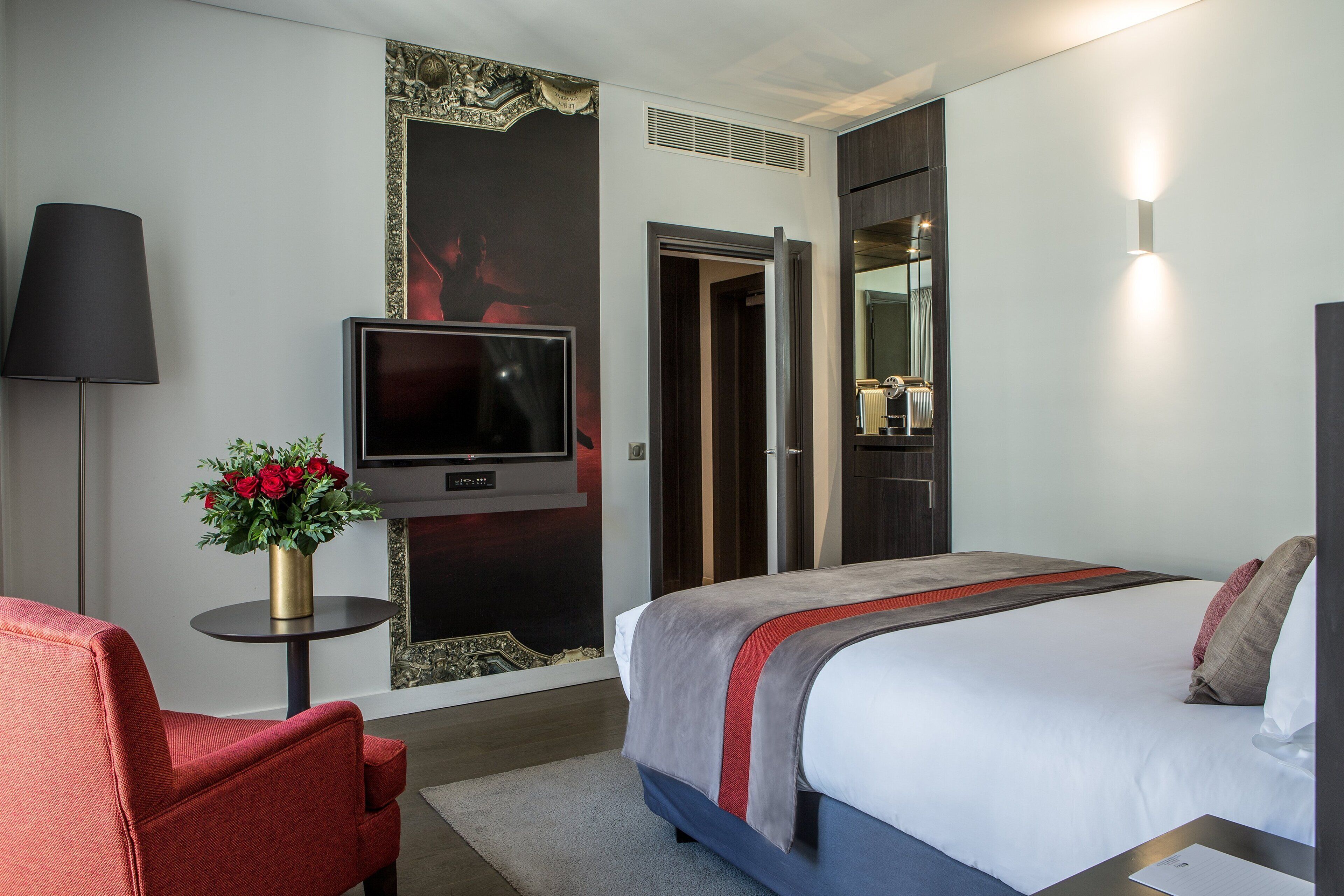Roupas de cama premium, frigobar, cofres nos quartos