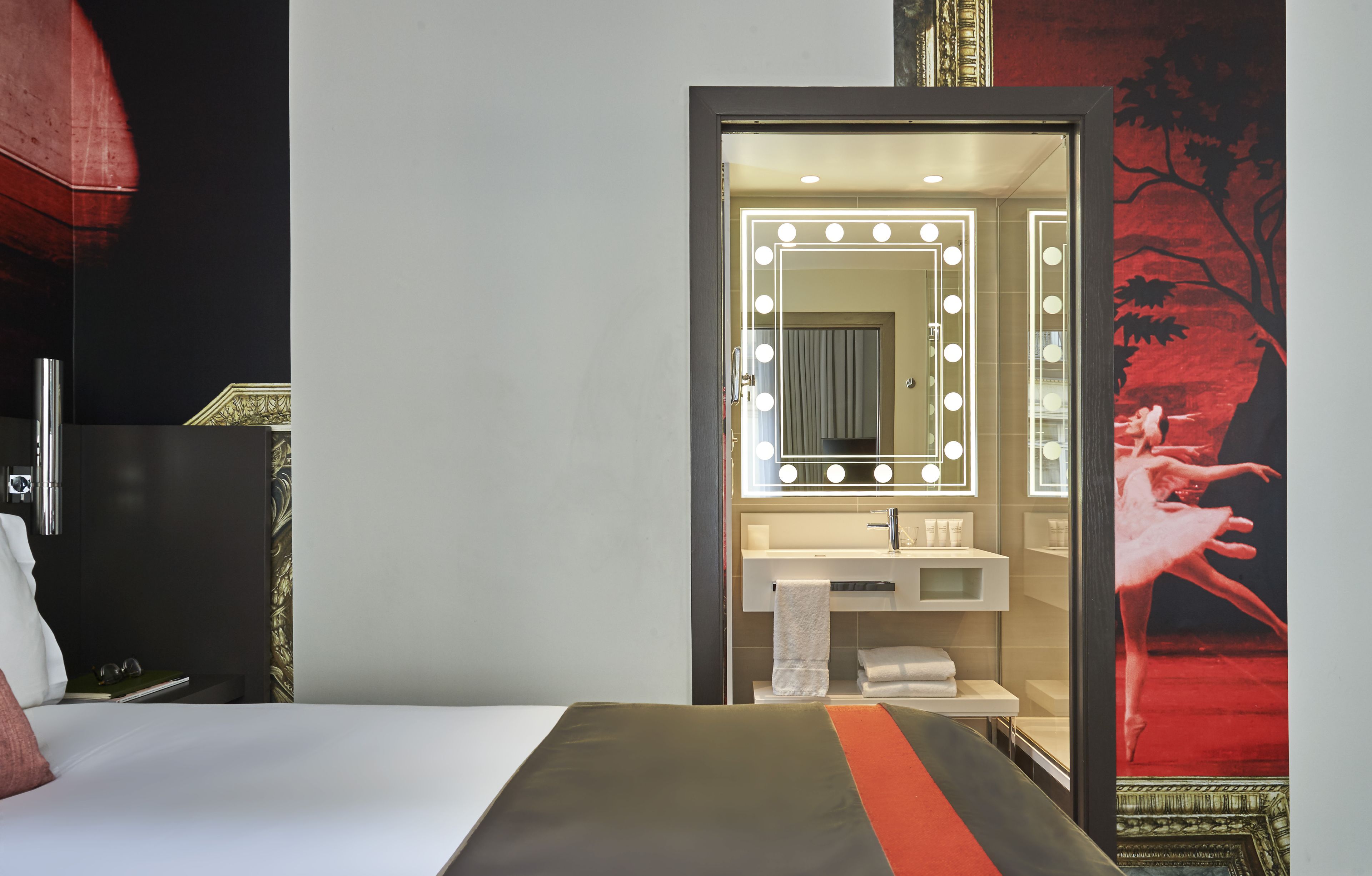 Roupas de cama premium, frigobar, cofres nos quartos